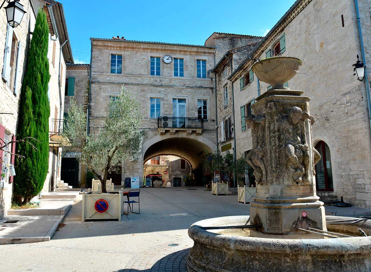 Barjac, village de la Renaissance - Les Lauriers Roses - Maison d'hôtes ...